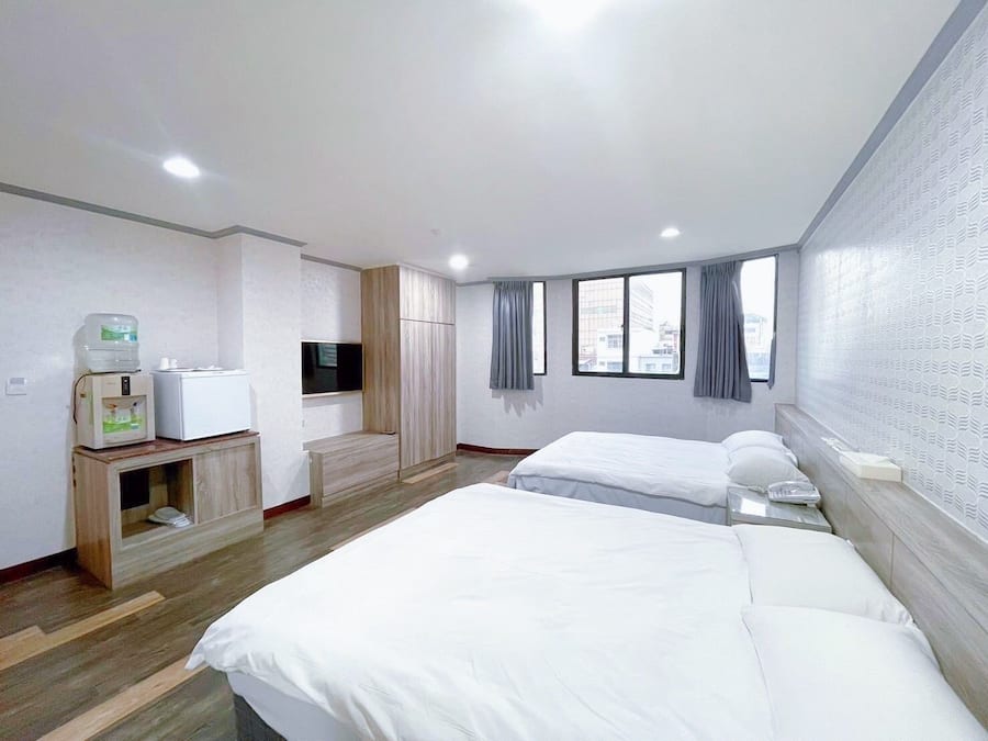 Quarto Quádruplo Clássico, 2 camas de casal | Wi-fi grátis, roupa de cama fornecida