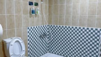 Quarto Quádruplo Clássico, 2 camas de casal | Casa de banho | Um polibã, um secador de cabelo, toalhas fornecidas, champô
