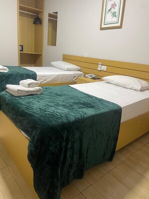 Minibar, secretária, Wi-fi grátis, roupa de cama fornecida 