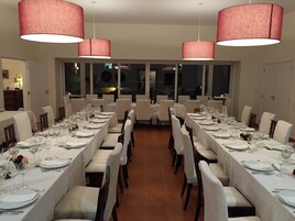Pequeno-almoço tipo buffet incluído aos fins de semana 