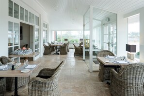 Café da manhã com buffet nos fins de semana (EUR 8 por pessoa)