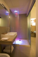 Quarto casal luxo | Banheiro | Chuveiro, chuveiro com efeito de chuva, produtos de toalete grátis 