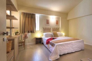 Quarto Twin Clássico | Roupa de alta qualidade, minibar, cofre no quarto, secretária