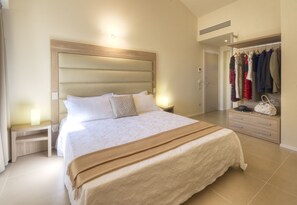 Quarto Triplo Clássico | Roupa de alta qualidade, minibar, cofre no quarto, secretária