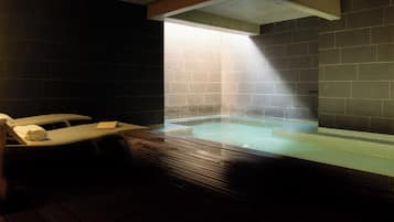 Banheira de hidromassagem interior
