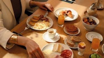 Pequeno-almoço continental diário mediante uma taxa