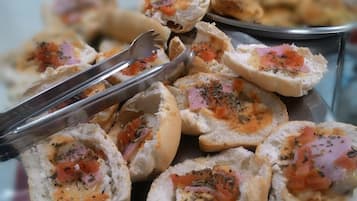 Café da manhã com buffet grátis todos os dias
