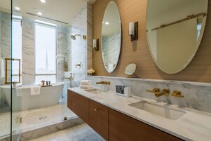Quarto (Charleston Flat) | Casa de banho | Produtos de higiene exclusivos, um secador de cabelo, roupões, chinelos 