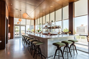 Este bar no terraço do hotel, com espaço para refeições ao ar livre