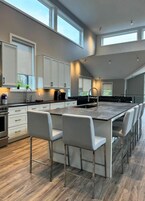 Chalé grand, piscina particular, vista para a montanha | Cozinha privada | Geladeira grande, micro-ondas, fogão, cooktop