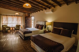 Quarto Duplo Deluxe | Edredões de penas, minibar, com decoração personalizada 