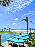 2 piscinas exteriores, nadadores-salvadores no local 