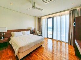 Suite Premier, 3 quartos, vista para a praia | Roupa hipoalergénica, minibar, cofre no quarto, secretária 