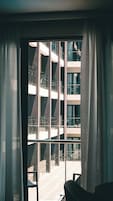 Premier Family Room (New Building) | Roupas de cama premium, cofres nos quartos, escrivaninha