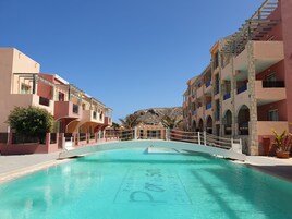 Piscina exterior, guarda-sóis, espreguiçadeiras 