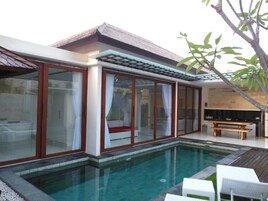 Vila superluxo, 1 quarto, piscina particular, vista para a piscina | Vista do quarto