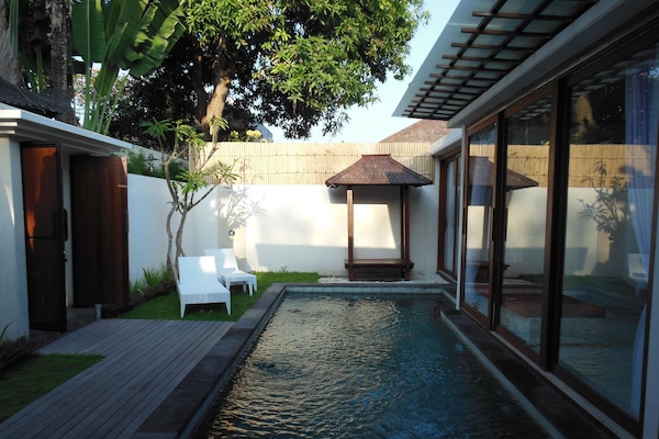 Piscina interna, espreguiçadeiras