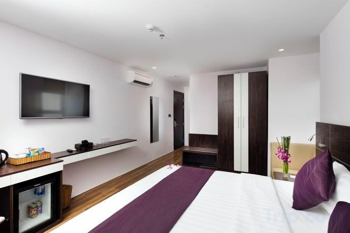 Roupa de alta qualidade, minibar, cofre no quarto, secretária 