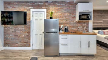 Suite-Estúdio | Cozinha privada | Um frigorífico, um micro-ondas (a pedido), uma máquina de café expresso