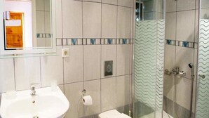 Estúdio, vista para a montanha | Casa de banho | Um polibã, um secador de cabelo, toalhas fornecidas 
