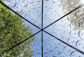 Estrutura metálica geométrica com desenhos complexos, possivelmente parte da arquitetura de um edifício.