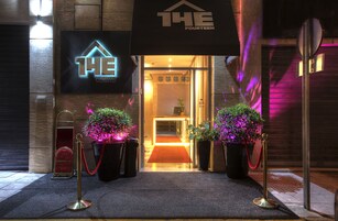 Fachada do alojamento (tarde/noite)