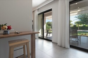 Suite Júnior, 1 quarto, vista para o jardim | Cozinha privada | Um frigorífico, uma placa de cozinha, uma cafeteira/bule