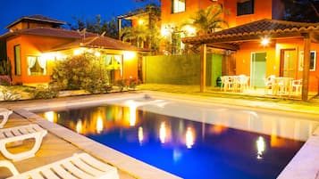 Piscina externa, espreguiçadeiras