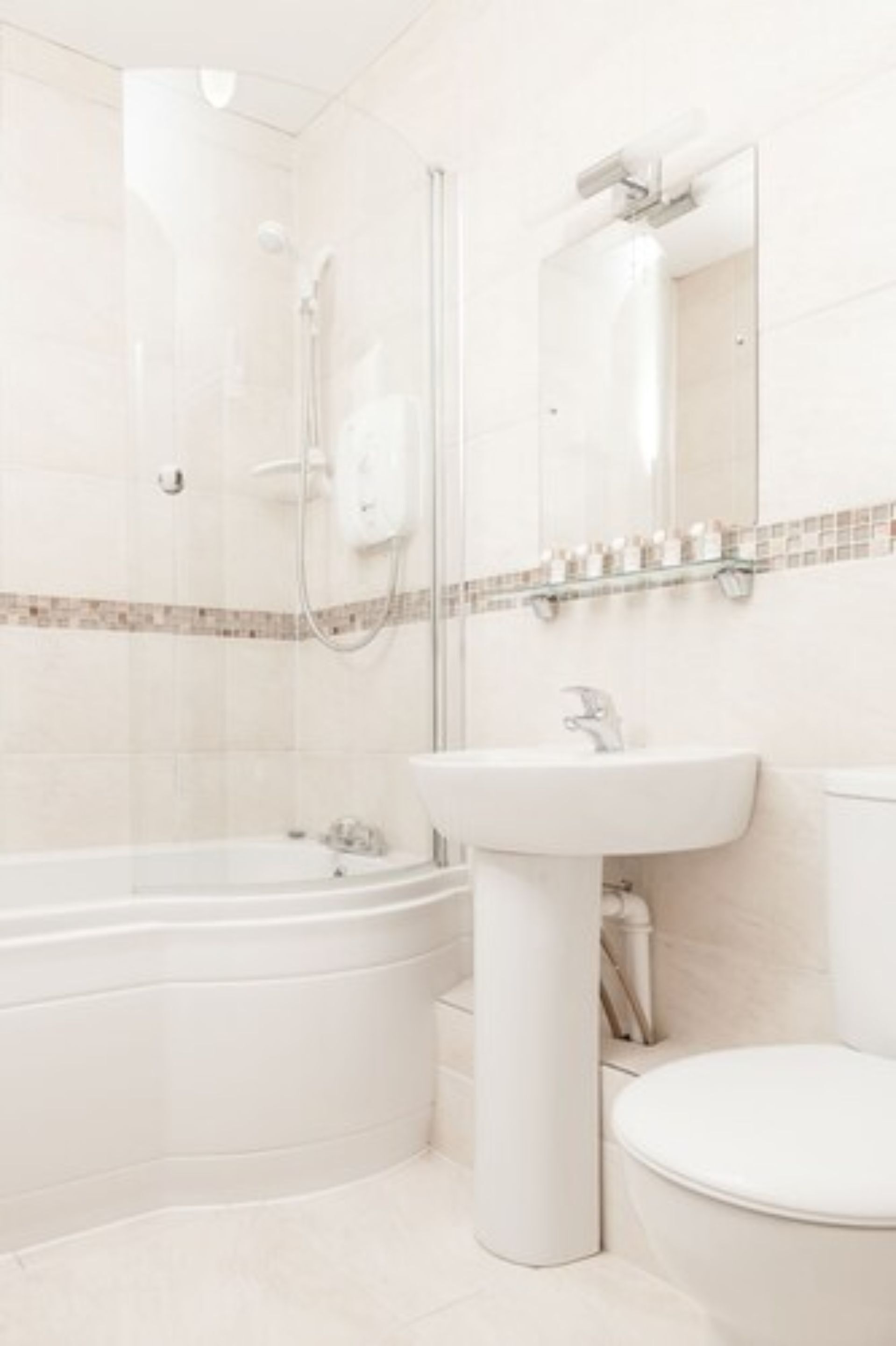 Apartamento (4 Adults) | Casa de banho | Uma combinação polibã/banheira, artigos de higiene pessoal grátis 