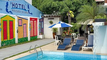 Piscina externa, guarda-sóis, espreguiçadeiras