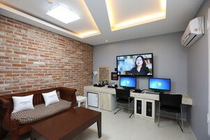 Quarto Familiar | Roupa de alta qualidade, secretária, ferro/tábua de engomar 