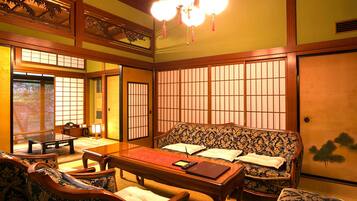 Bangalô com design assinado, vista para o jardim | Área de estar | TV LCD