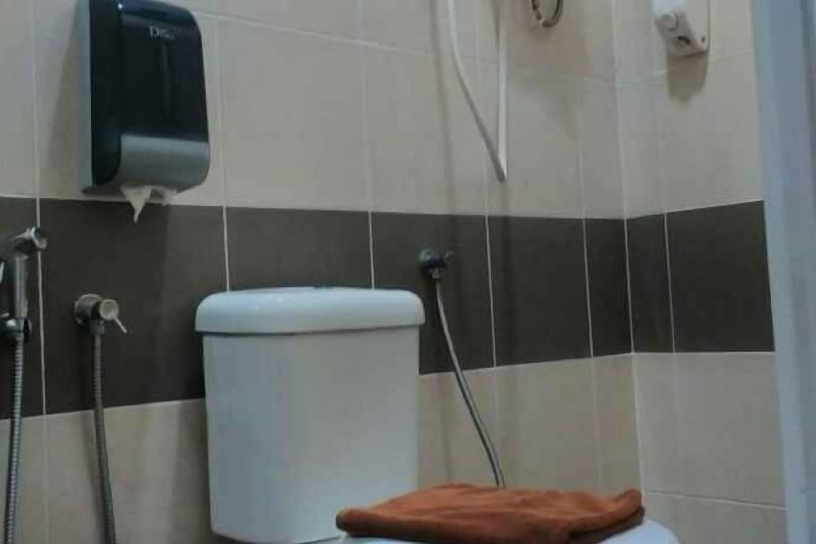 Chuveiro, secador de cabelo (mediante solicitação), chinelos, bidê