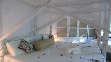 Quarto casal ou duplo superior, vista para a piscina | Roupas de cama premium, frigobar, escrivaninha, cortinas blackout