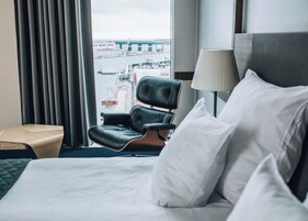 Quarto Duplo Deluxe, não fumadores | Roupa hipoalergénica, minibar, cofre no quarto, secretária