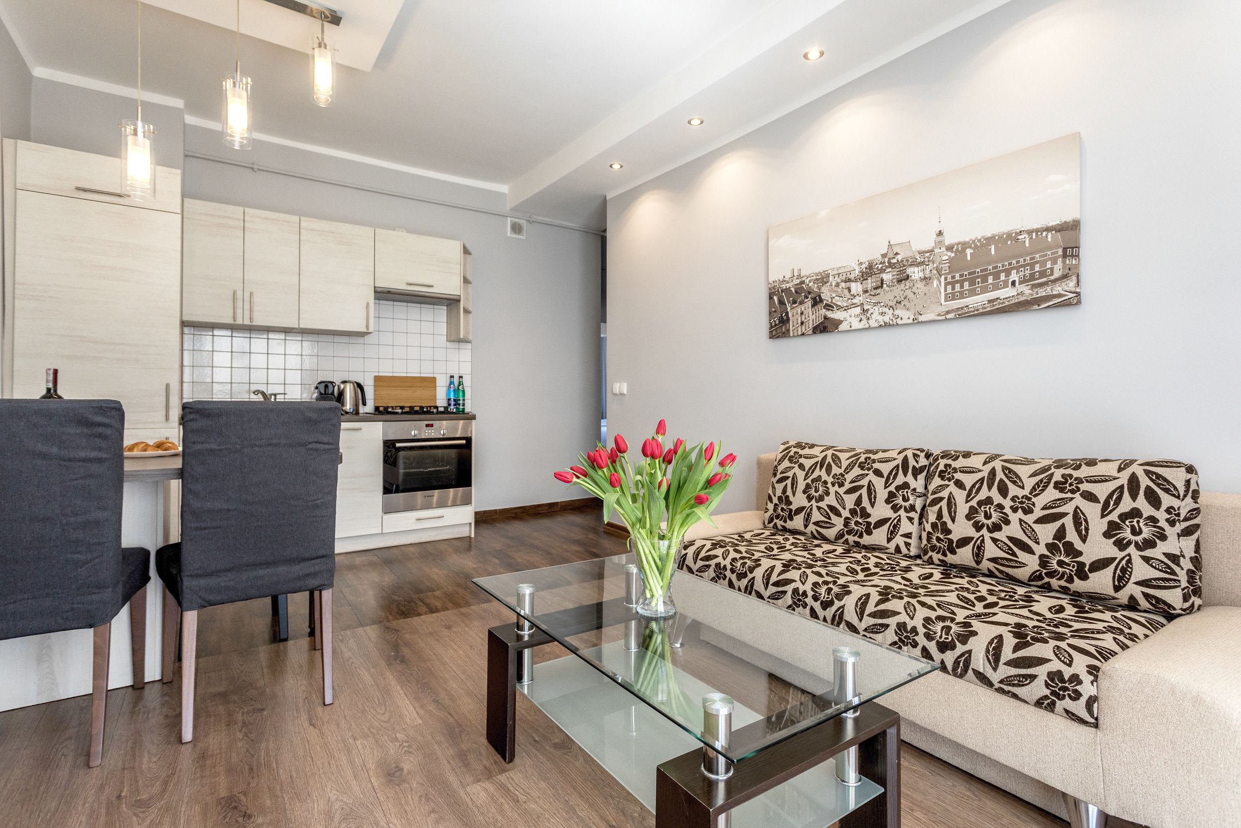 Apartamento conforto, 2 quartos, cozinha americana (Zelazna 16) | Sala de estar | TV de tela plana 42 polegadas com canais a cabo, TV