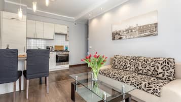 Apartamento conforto, 2 quartos, cozinha americana (Zelazna 16) | Sala de estar | TV de tela plana 42 polegadas com canais a cabo, TV