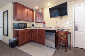 Quarto, 2 camas queen-size, kitchenette | Kitchenette privada | Um frigorífico, um micro-ondas 