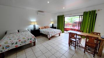 Quarto Deluxe | Roupa de alta qualidade, edredões de penas, berços/camas para crianças