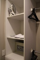 Roupas de cama premium, cofres nos quartos, escrivaninha