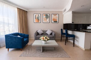 Suite, 1 quarto, cozinha | Roupa de alta qualidade, cofre com capacidade para portátil, secretária 
