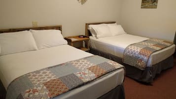 Quarto, 2 camas queen-size | Secretária, ferro/tábua de engomar, camas desdobráveis, Wi-fi grátis