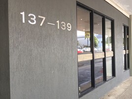 Fachada de edifício com os números 137 e 139 exibidos na parede.