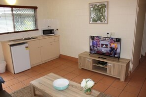 Geladeira, micro-ondas, cafeteira/chaleira, chaleira elétrica