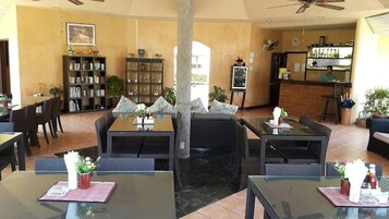 Área de estar no saguão