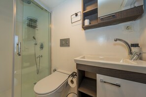 Anex Studio Fethiye Oldtown | Casa de banho | Um secador de cabelo, champô 