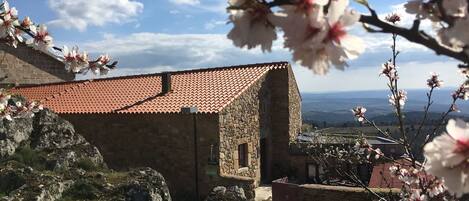 Fachada da propriedade à noite