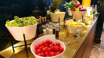 Café da manhã com buffet todos os dias (EUR 18 por pessoa)