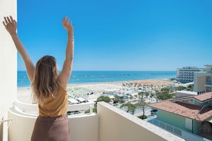 Quarto Duplo, varanda, vista para o mar | Cofre no quarto, secretária 