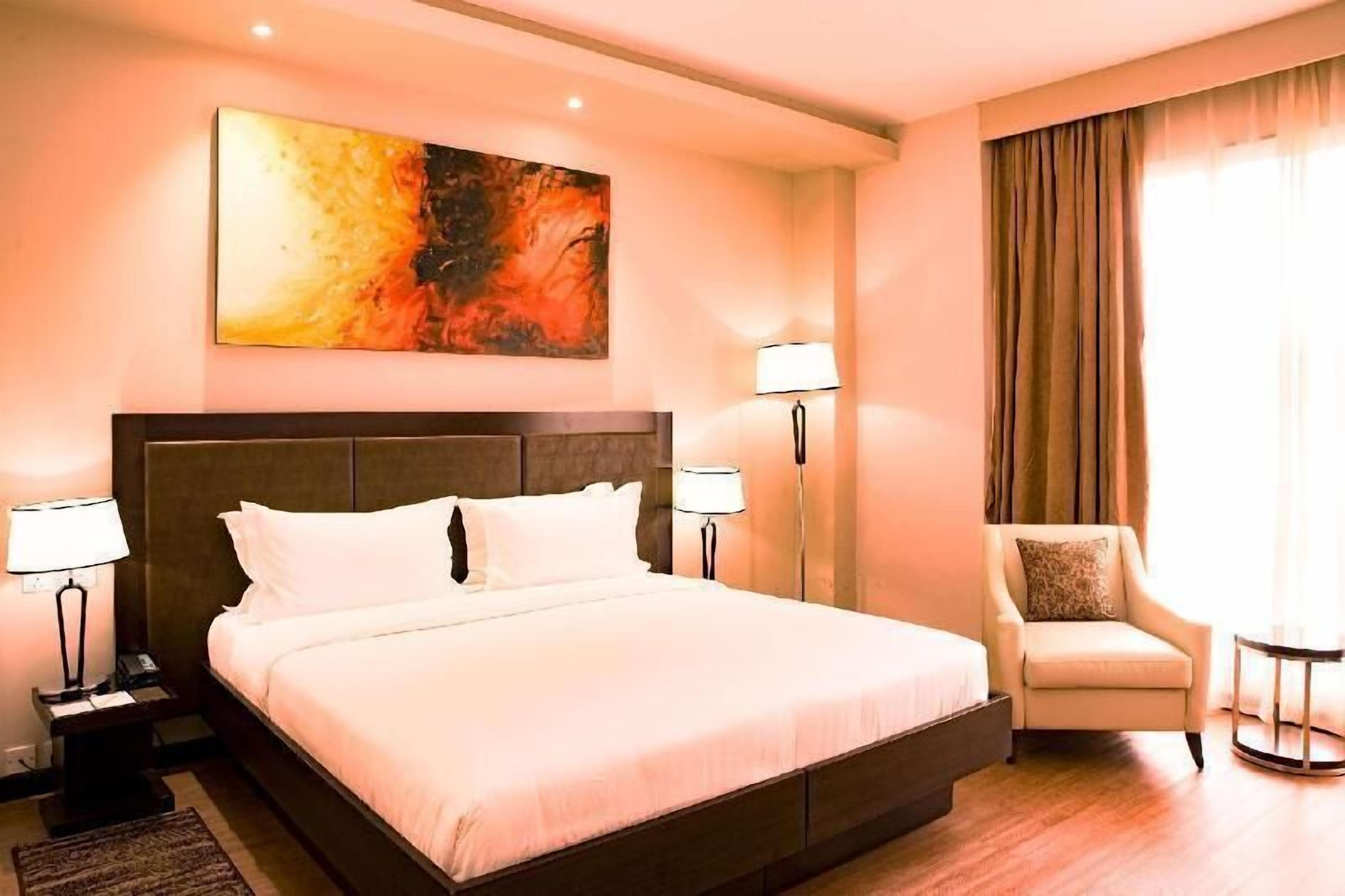 Roupas de cama antialérgicas, cofres nos quartos, escrivaninha